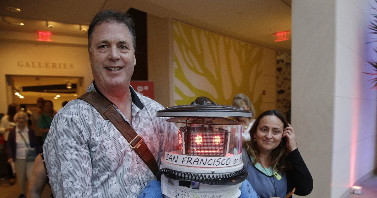 HitchBOT the Hitchhiking Robot Embarks on Cross-Country Tour of U.S.