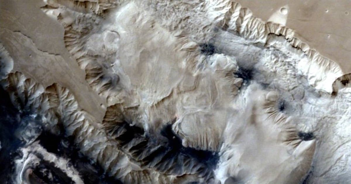 India's Mars Orbiter Captures Striking View of Red Planet's Canyons