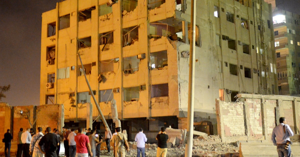 Large Bomb Explodes in Cairo, Wounding Six