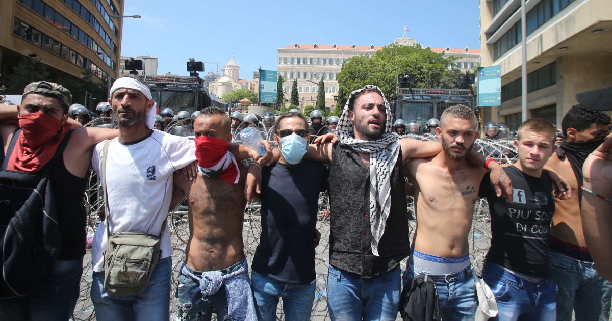 Lebanon PM Threatens to Resign as Garbage Protesters Rally in Beirut