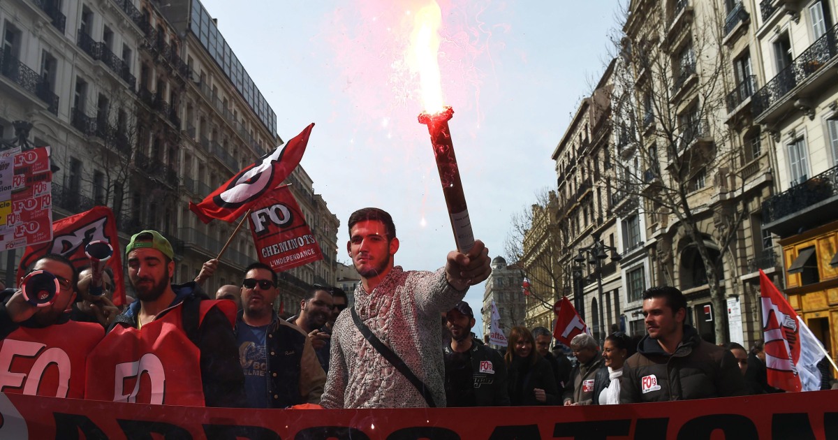 French Protest Increase to Sacred 35-Hour Work Week