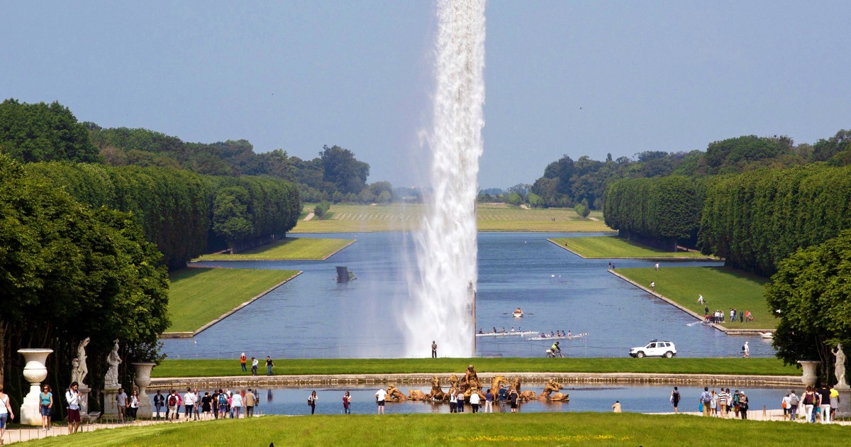 Floating Waterfall Stuns Versailles Visitors