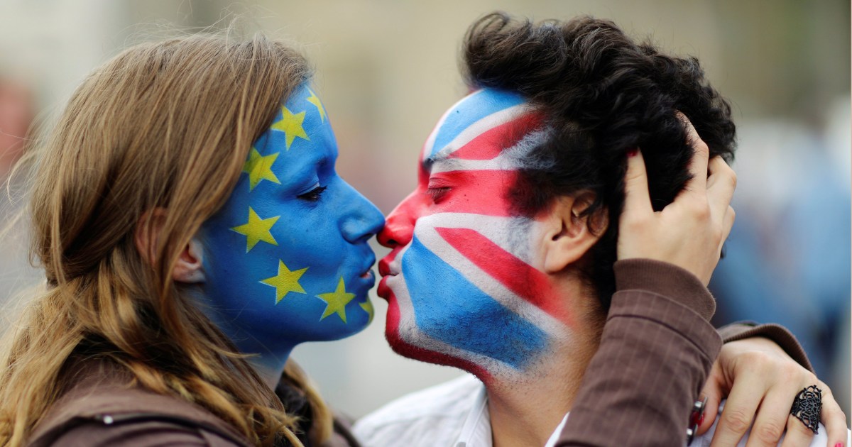 Sunday in Pictures: Kissing to Stop Brexit and More