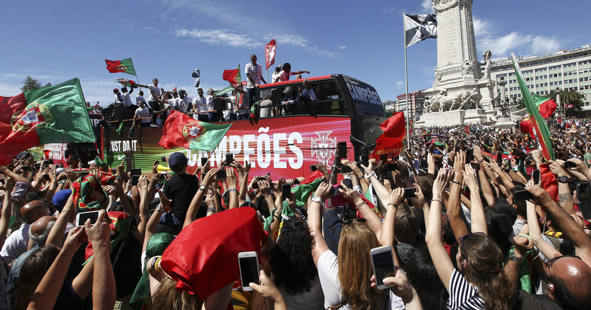 Monday in Pictures: Portugal's Heroes Return and More