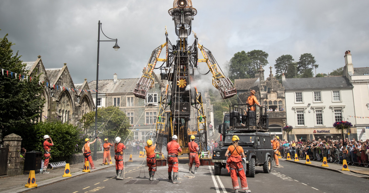 Monday in Pictures: Massive Puppet Embarks on Tour and More