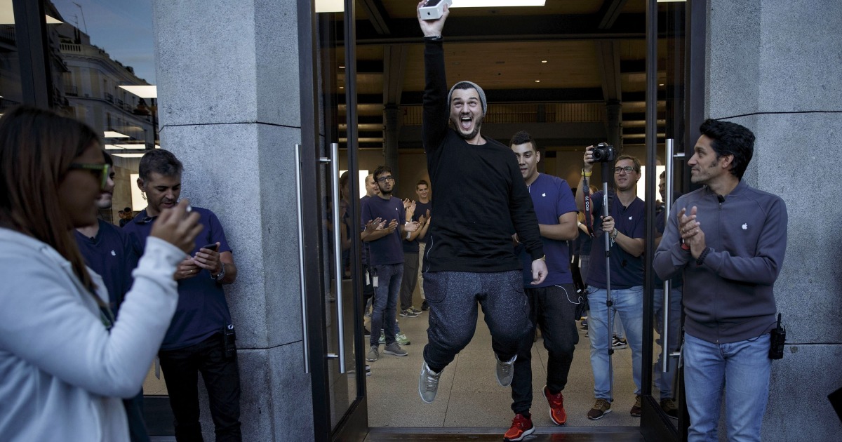 iPhone Mania Hits With the Release of Apple's 7 Plus Smartphone