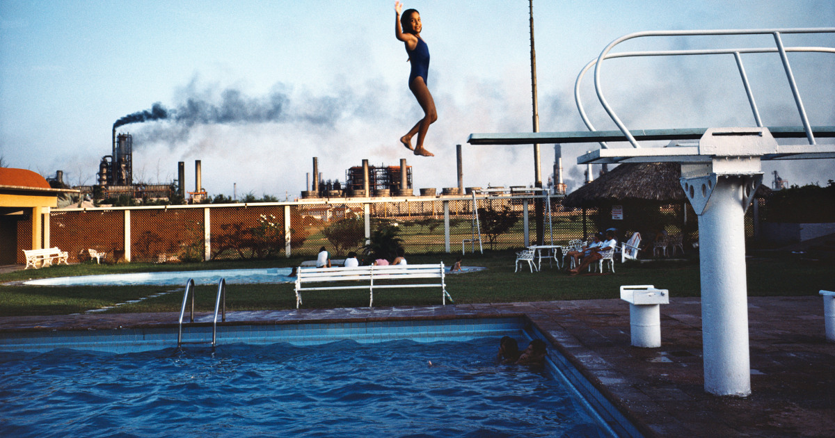 Street Photographer Alex Webb Captures Mexico's Complexity Over 30 Years