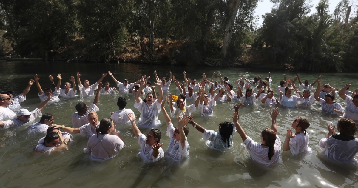 Monday in Pictures: Christians Baptized in Israel and More