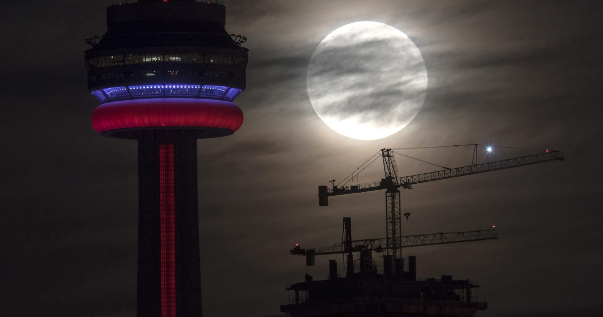 Stunning Views as 'Supermoon' Orbits Closest to Earth Since 1948