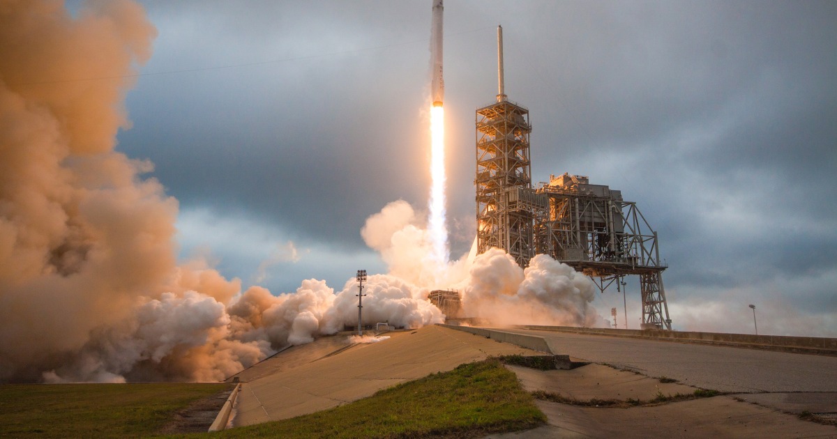 SpaceX Plans to Launch First Mission With Private Crew to the Moon