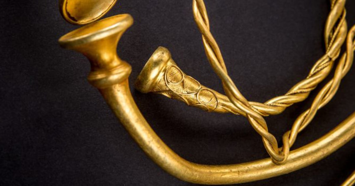 Amateur Treasure Hunters Find 2,500-Year-Old Gold Jewelry in English Field