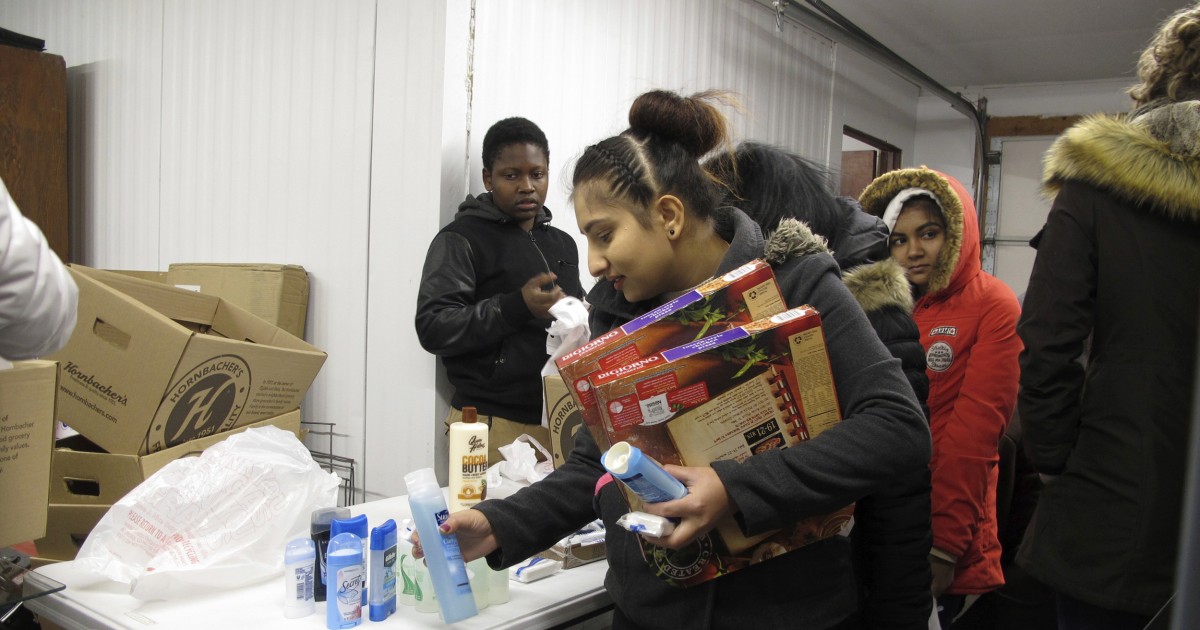 Students from refugee families feed needy and homeless