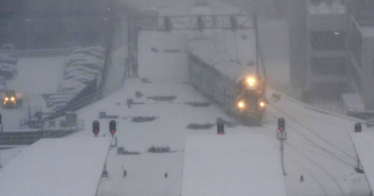 Winter storm to bring a foot of snow, hundreds of flight cancellations