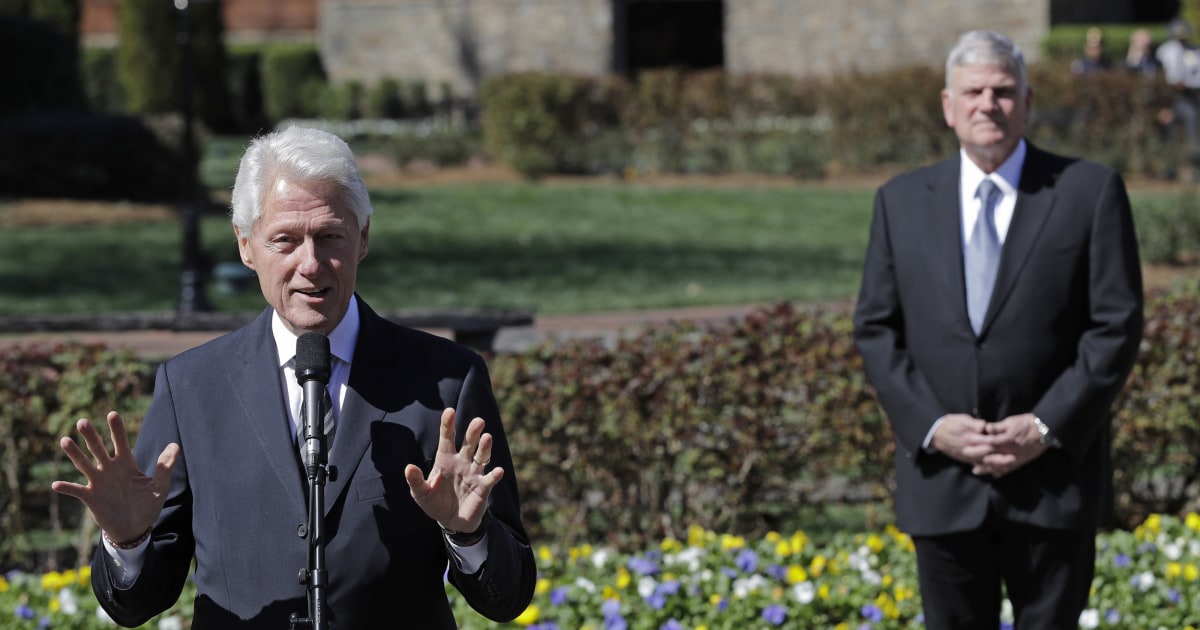 Bill Clinton joins thousands to pay respect to Billy Graham