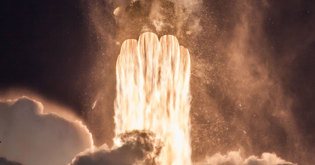 Month in Space Pictures: Falling stars and rising rockets