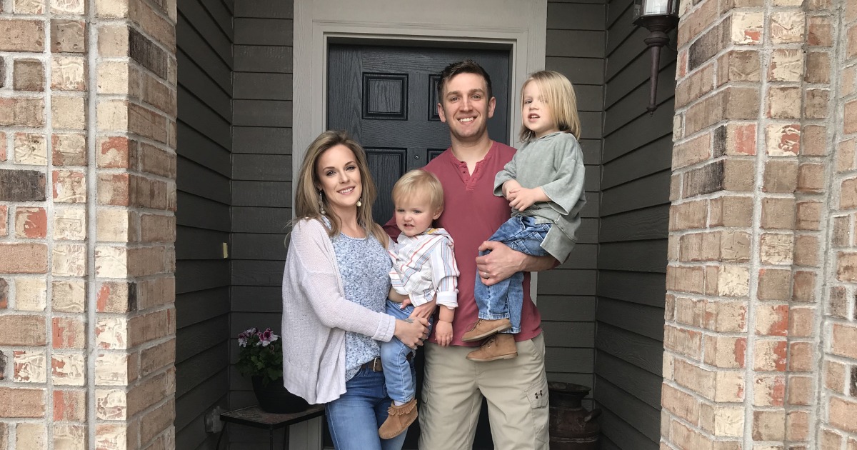 After losing both legs, soldier in famous viral photo recovers with ...