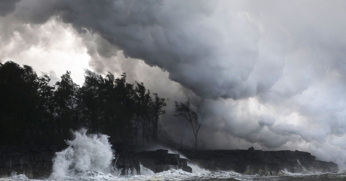Hawaii volcano: Dramatic images capture lava exploding as it reaches ...