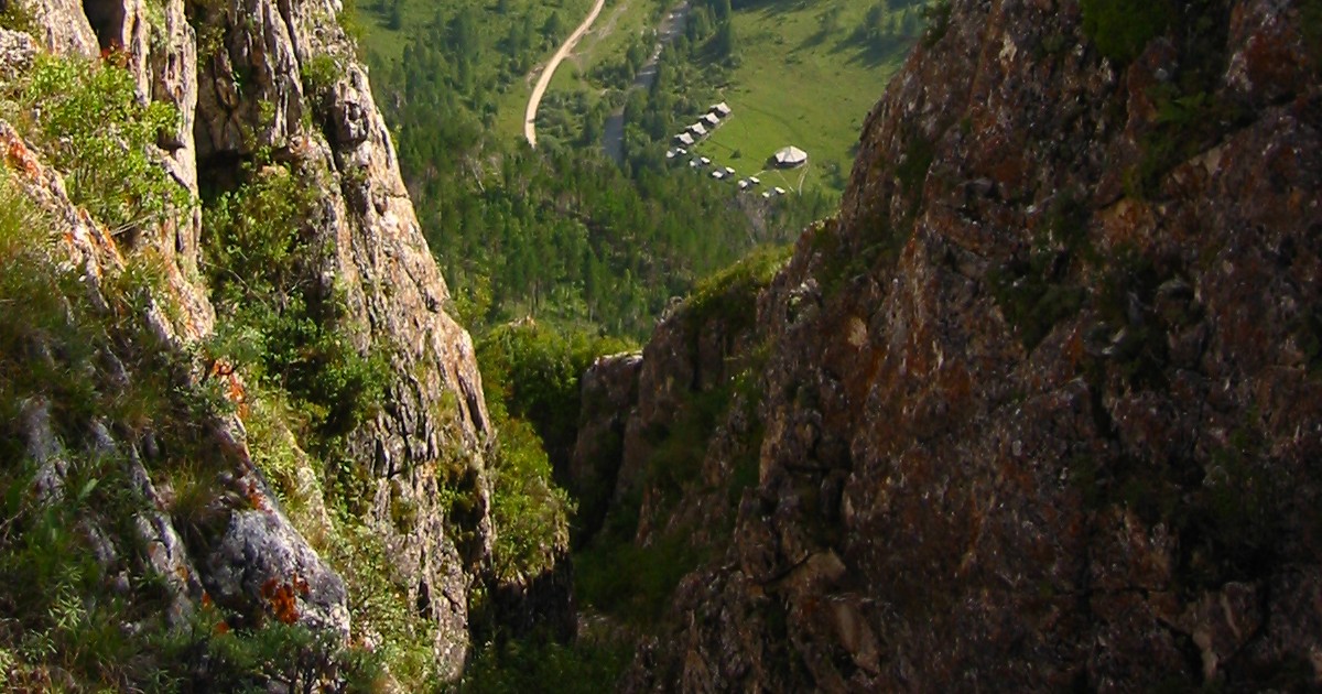 DNA tells the story of a Neanderthal mom and a Denisovan dad