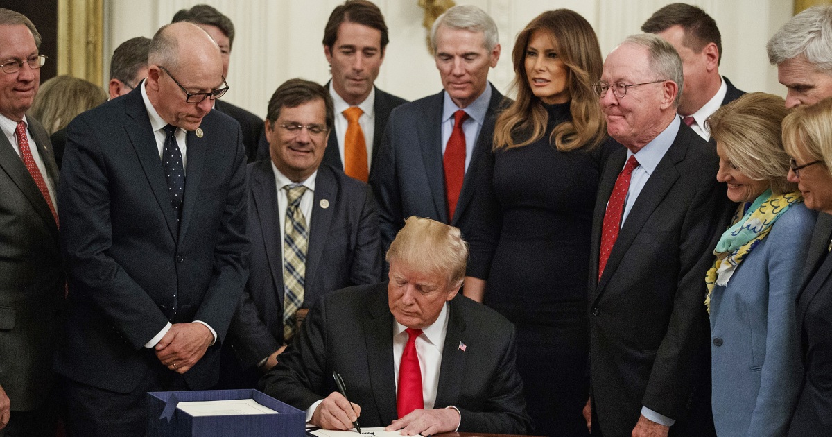 Trump signs sweeping opioid bill with vow to end 'scourge' of drug ...