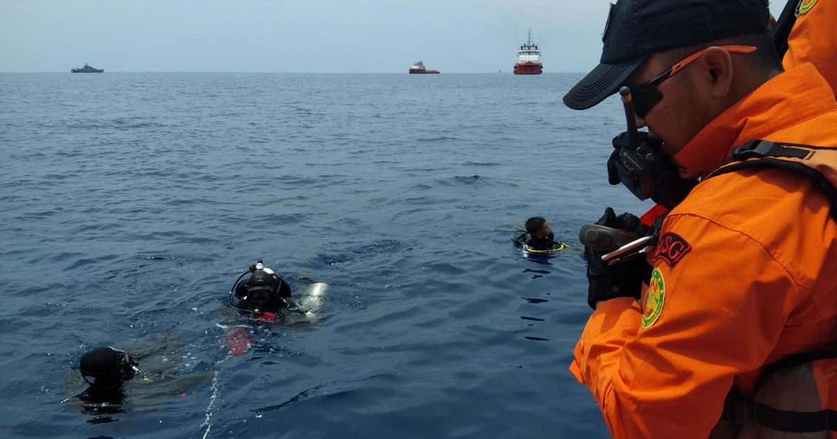 Divers recover jet's flight recorder on Indonesia seafloor Divers recover jet's flight recorder on Indonesia seafloor