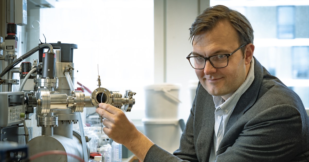 Scientists are trying to bottle solar energy and turn it into liquid fuel