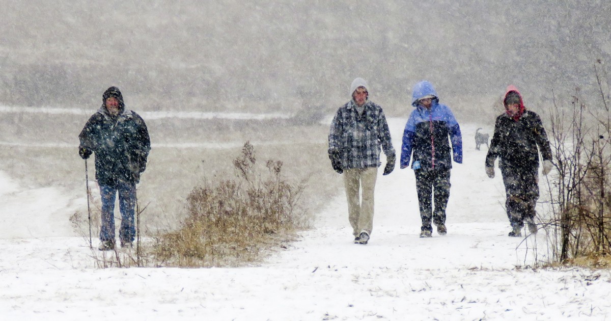 Winter storm dumps snow on Midwest; at least 5 dead in crashes