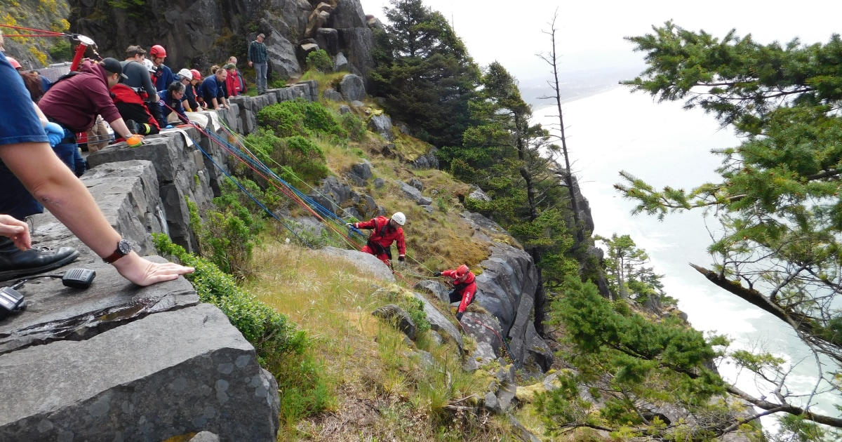 Oregon college student taking pictures dies after falling off side of ...