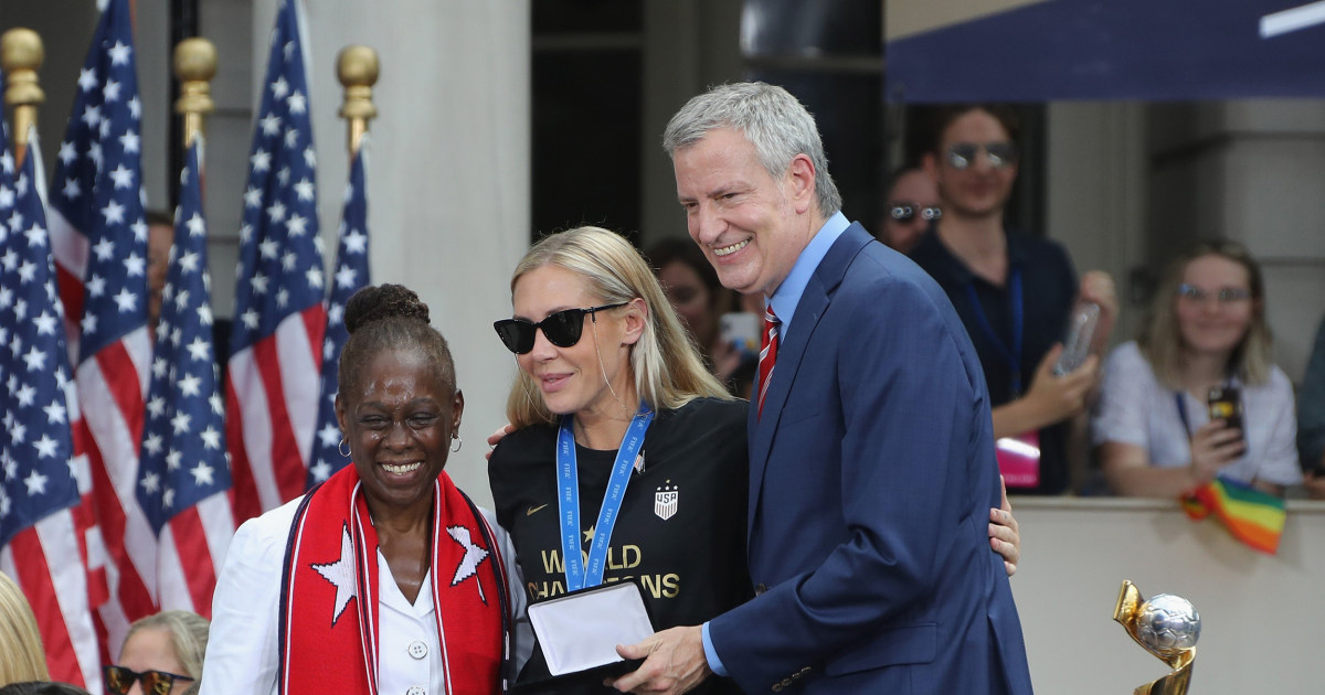 U.S. women's soccer star Allie Long's key to N.Y.C., wedding ring ...