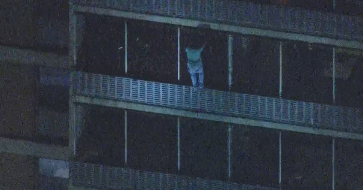 Video catches man quickly climbing down 19-story Philadelphia high-rise ...