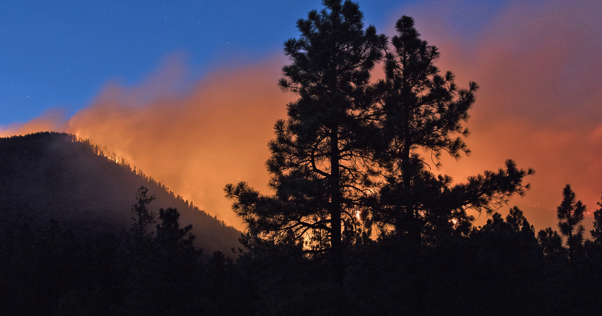 Fire crews battling Arizona blaze get boost from rain, humidity
