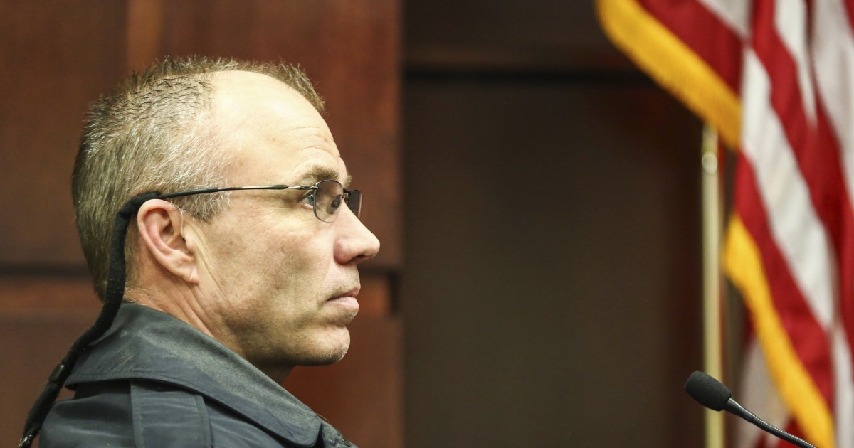 A couple found KKK memorabilia in a cop's home. Now, they're receiving ...