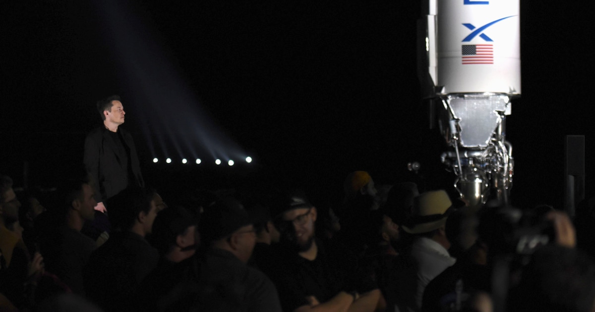Elon Musk unveils SpaceX rocket designed to get to Mars and back Elon Musk unveils SpaceX rocket designed to get to Mars and back