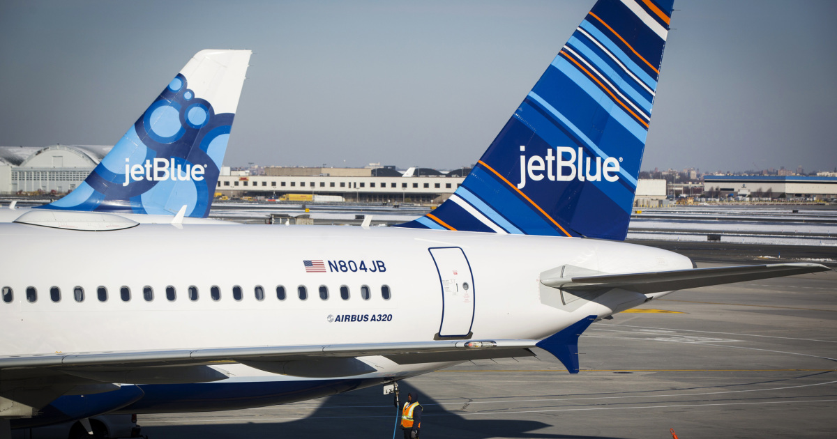 JetBlue worker's homeless Halloween costume upsets Puerto Rican community