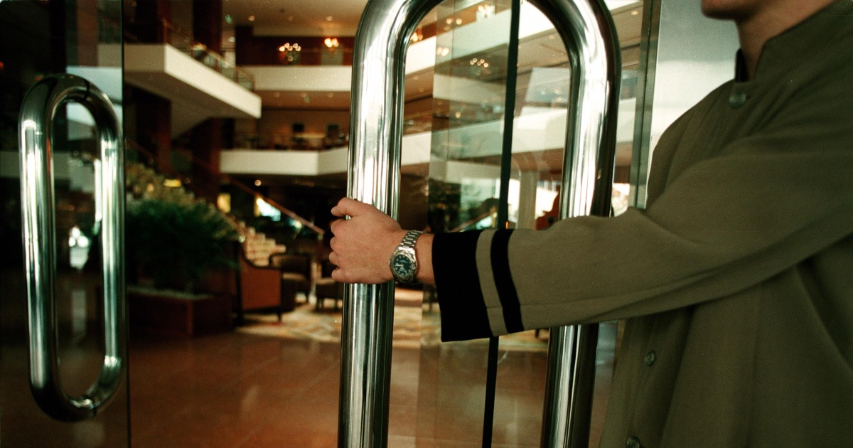 How much to tip your doorman, hairstylist and dog walker this holiday