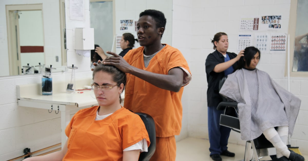 Democratic lawmakers call on ICE to release transgender migrants