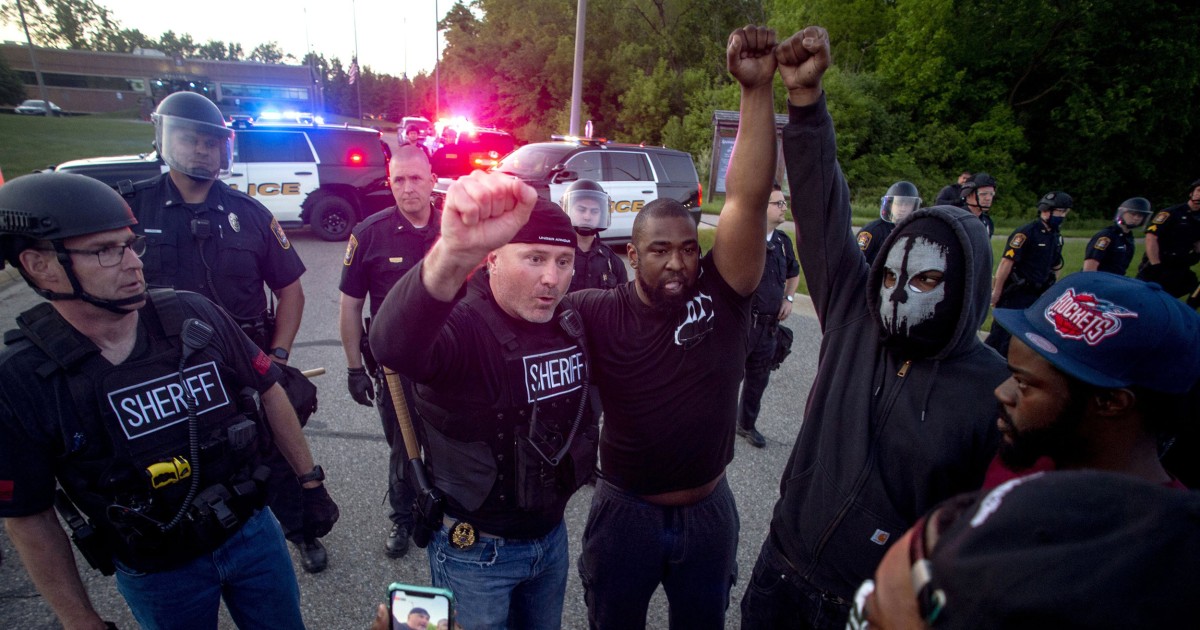 Police try to defuse George Floyd tensions by locking arms with angry ...