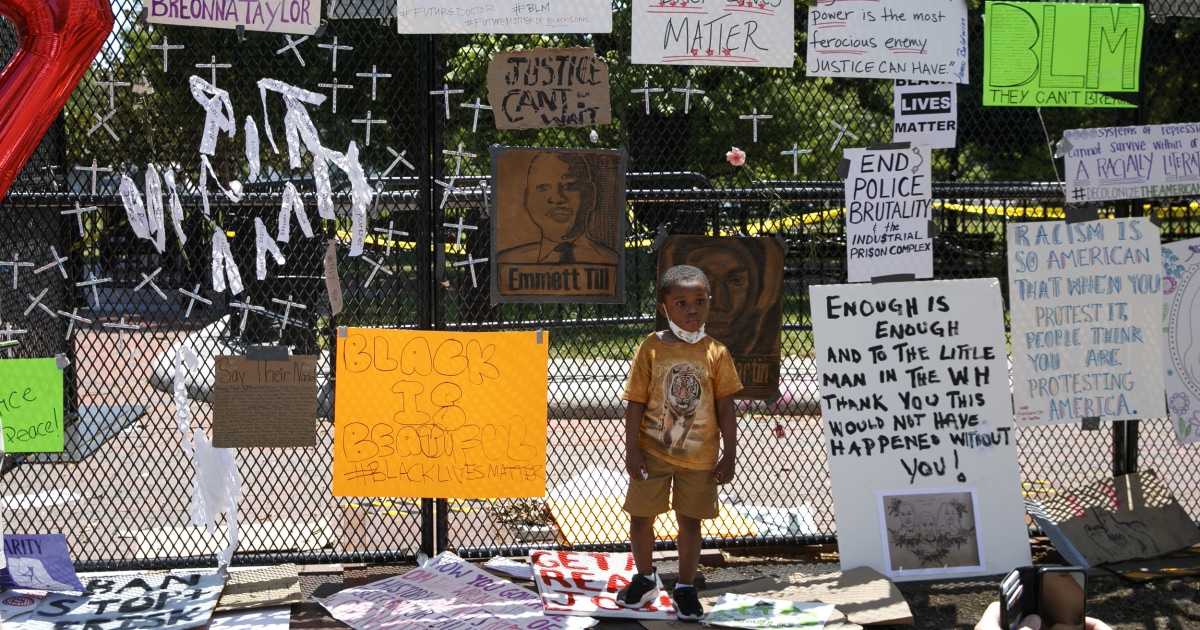 New fence around the White House becomes a canvas for protesters
