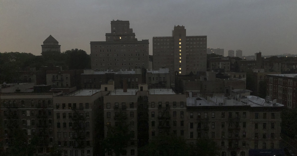 Power outage briefly plunges parts of New York into darkness, delays trains