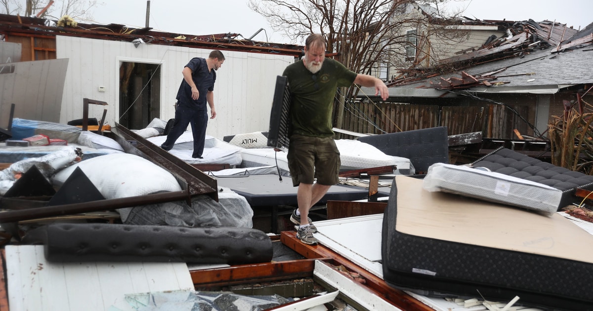 15 dead in Louisiana, Texas, after Hurricane Laura batters region