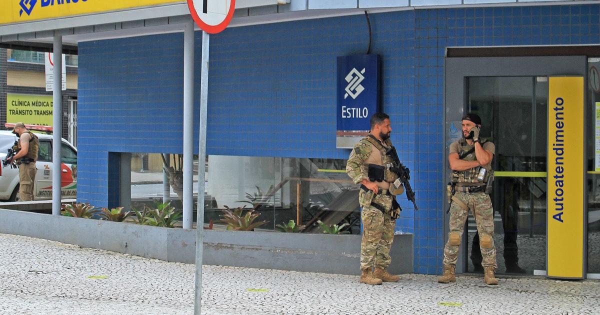 Masked Brazilian bank robbers attack another city, kill 1