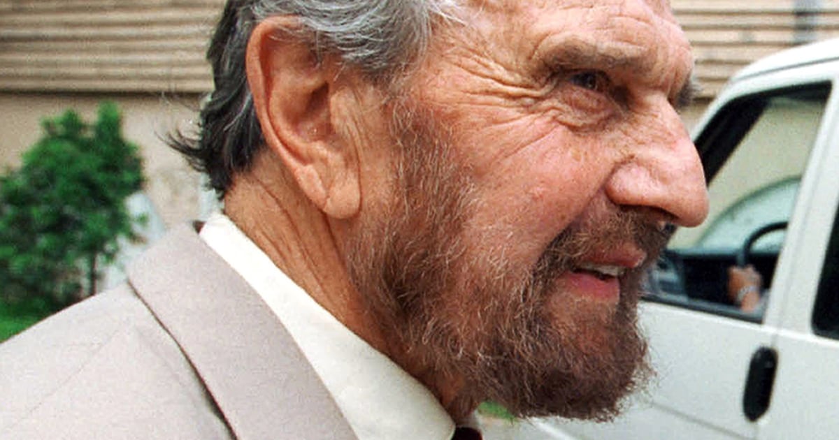 George Blake, last in line of Cold War spies who betrayed Britain, dies ...