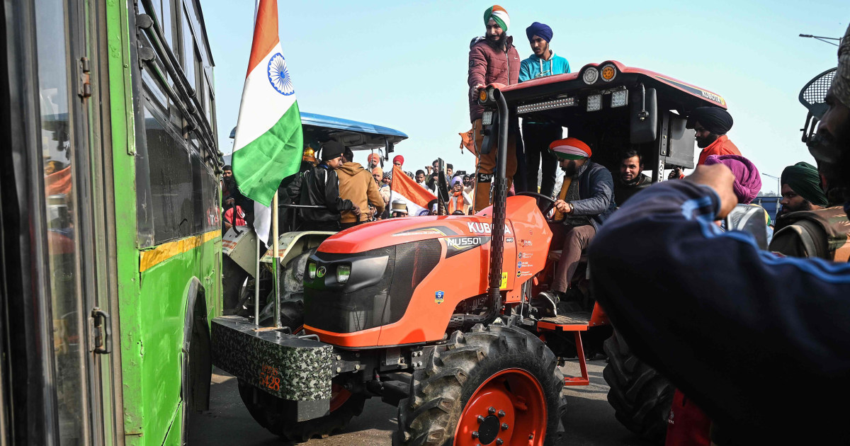 Angry farmers storm India's Red Fort to protest reforms