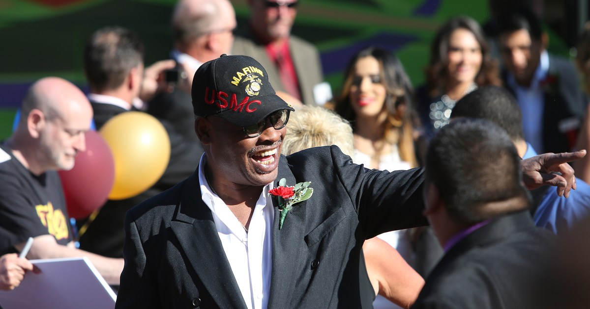Leon Spinks, heavyweight champ who once beat Ali, dies at 67