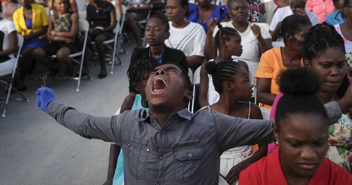 Haitians return to quake-damaged churches; gangs offer aid