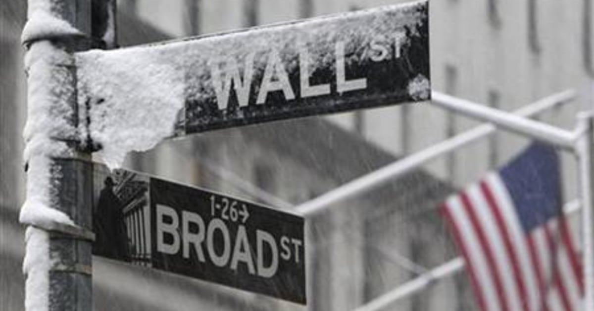 U.S. regulators make forceful attempt to curb bank bonuses