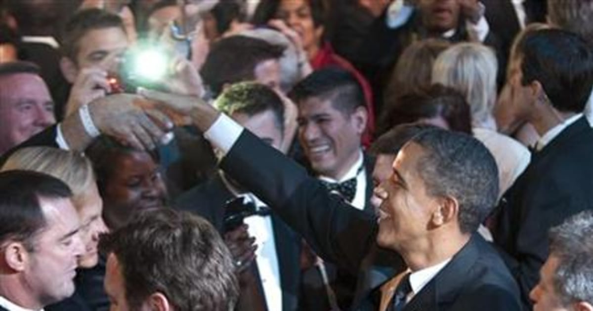 Obama gets back on the bus for trip to NC, Va.
