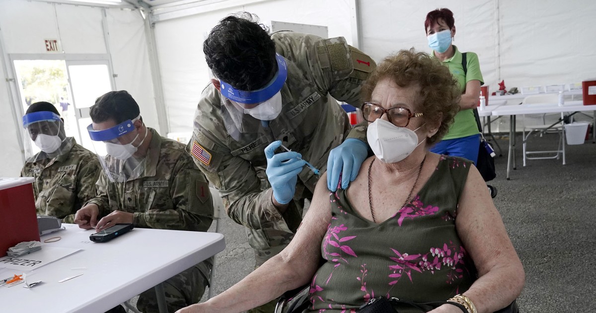 La FDA aprueba la vacuna de refuerzo de Pfizer para adultos mayores y personas de alto riesgo