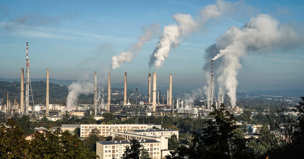 Greenhouse gas levels hit a new record, cuts fall short, U.N. finds