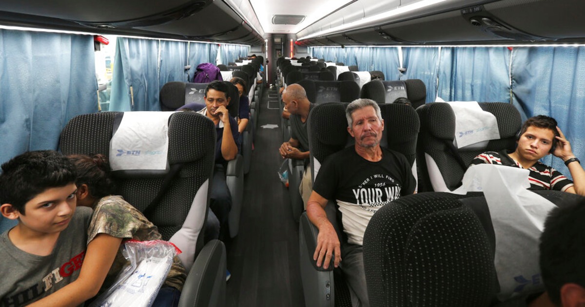 México reubica a miles de migrantes a la espera de recibir una ...
