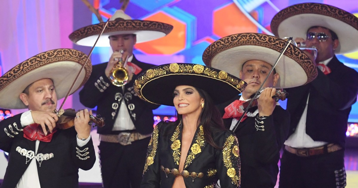 Ana Bárbara recibió emotiva sorpresa de cumpleaños en pleno show
